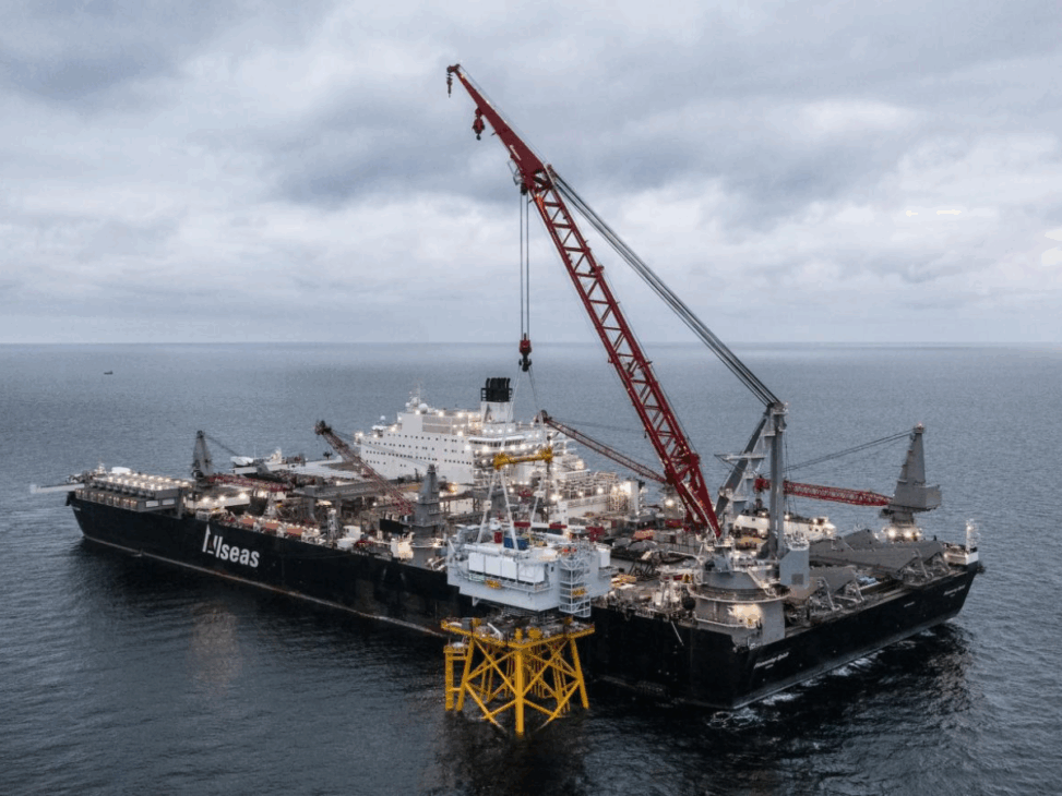 The Giant Ship That ‘Swallows’ Entire Oil Platforms: 382 Meters Long ...