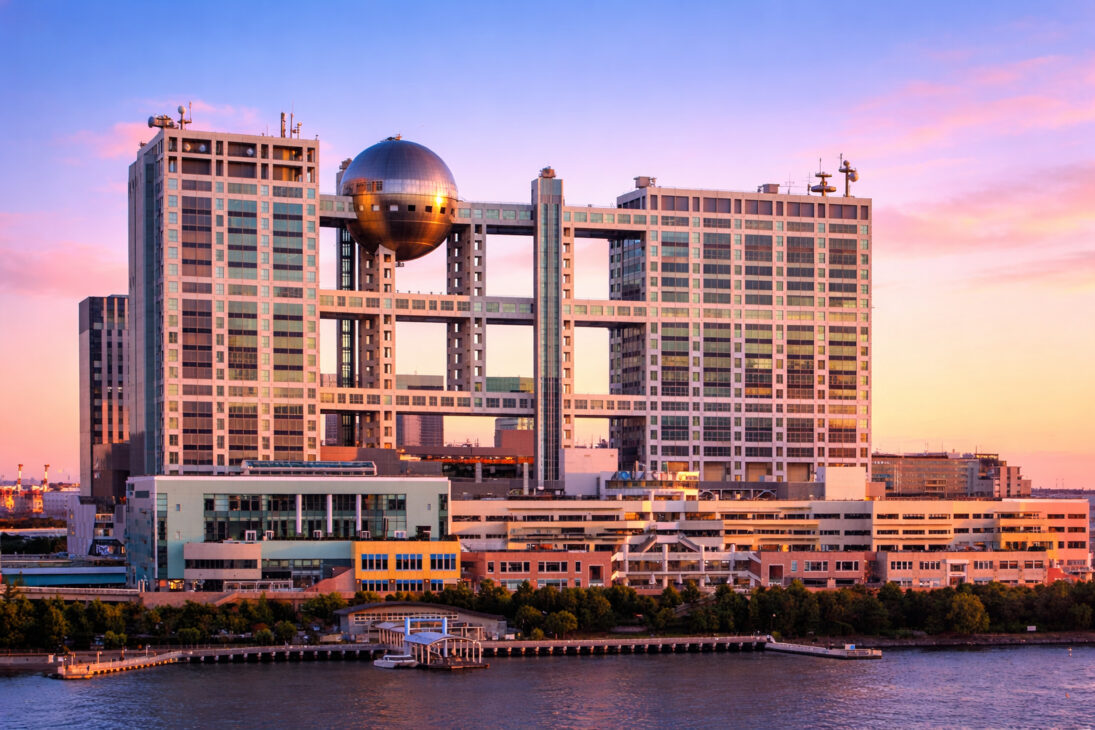 With 1,200 tons suspended, the Japan mega-structure in a grid shape ...